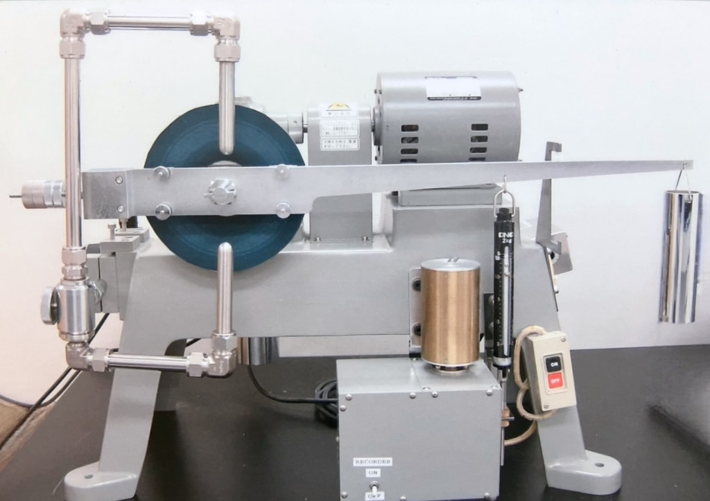 靴/耐摩耗性試験（ISO 20871、JIS K 6264-2 B法） | 試験業務（試験分野別） | 品質試験・検査ならQTEC