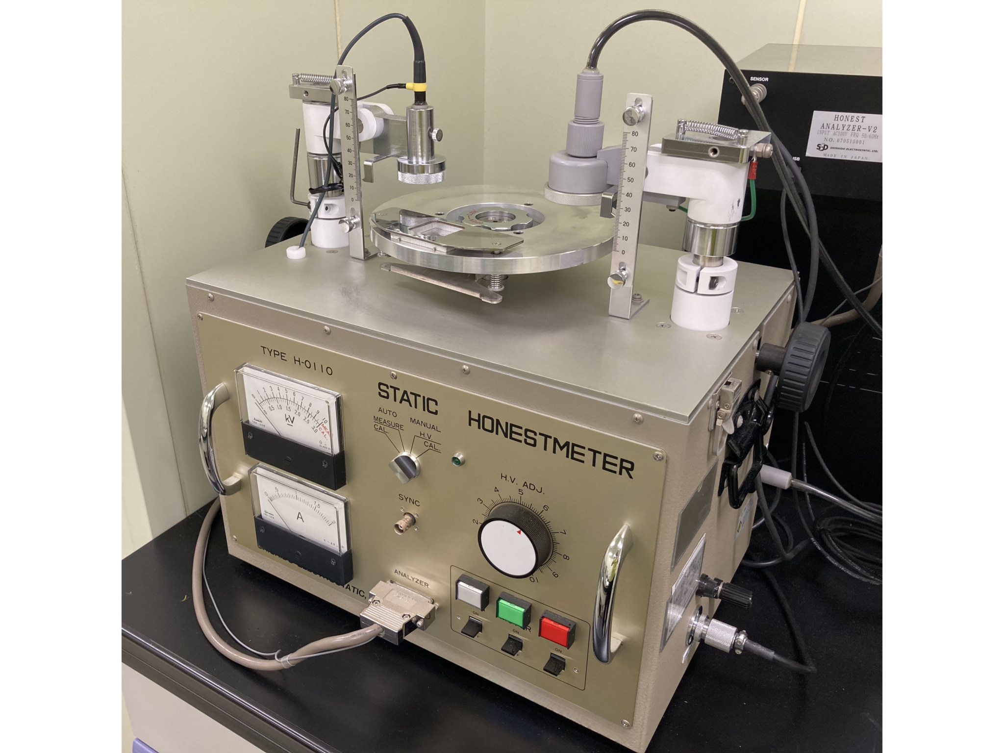 帯電性試験 衣料品（JIS L 1094、JIS T 8118） | 試験業務（試験分野別） | 品質試験・検査ならQTEC