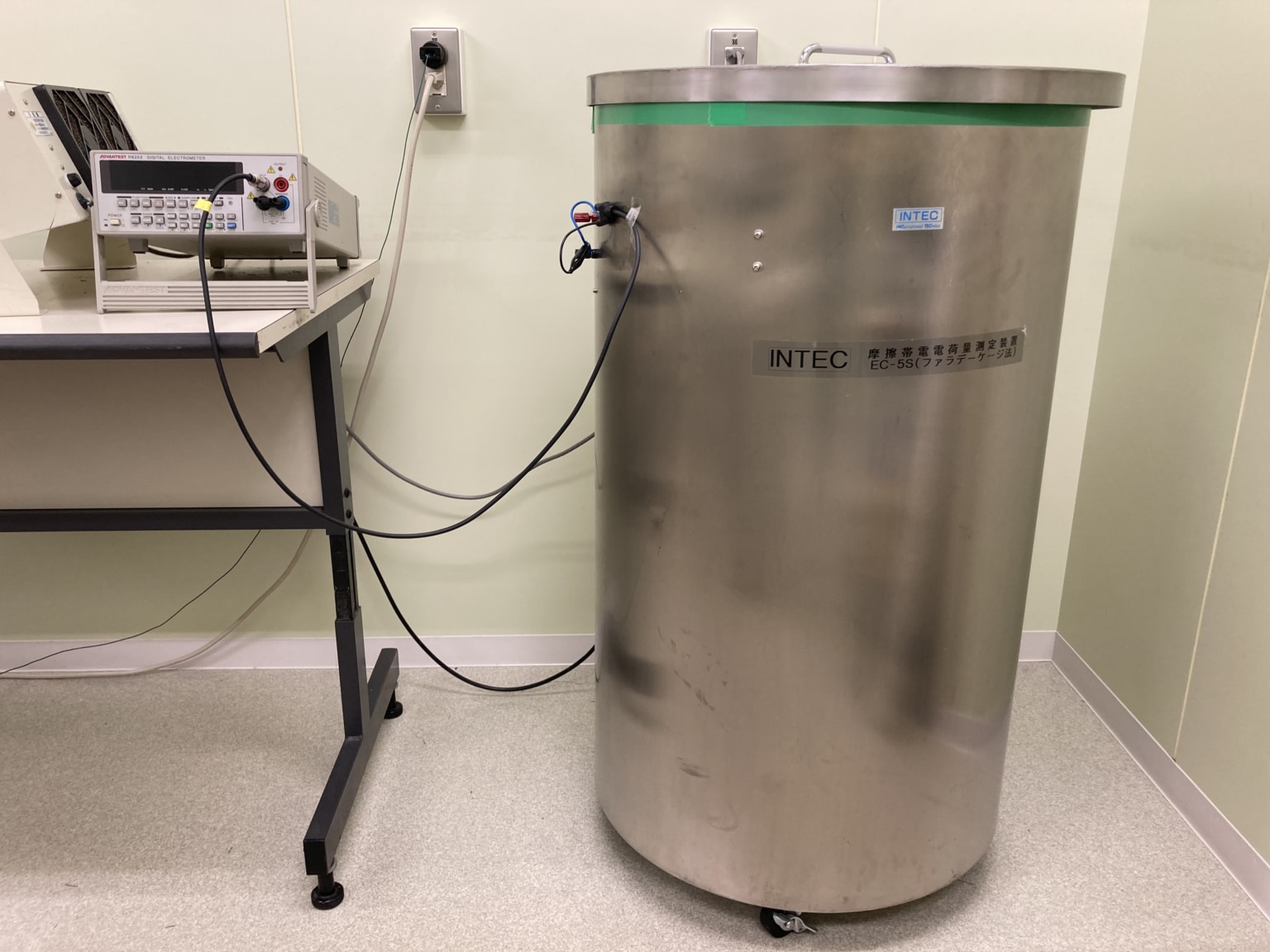 帯電性試験 衣料品（JIS L 1094、JIS T 8118） | 試験業務（試験分野別） | 品質試験・検査ならQTEC